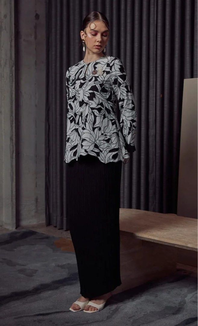 Innai Red Mia Baju Kurung Kedah in Black and White, Women's Fashion ...