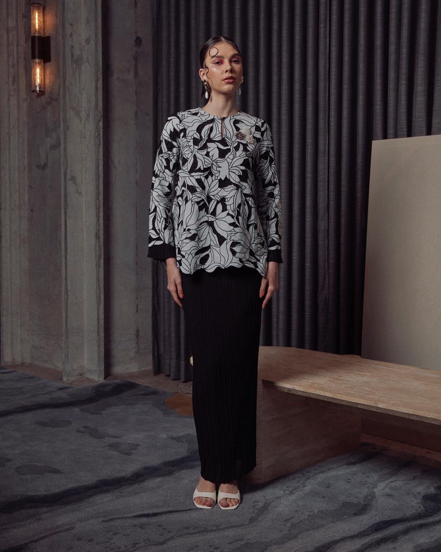 Innai Red Mia Baju Kurung Kedah in Black and White, Women's Fashion ...