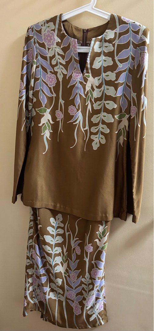 Baju kurung moden batik - Gold, Women's Fashion, Muslimah Fashion, Baju ...