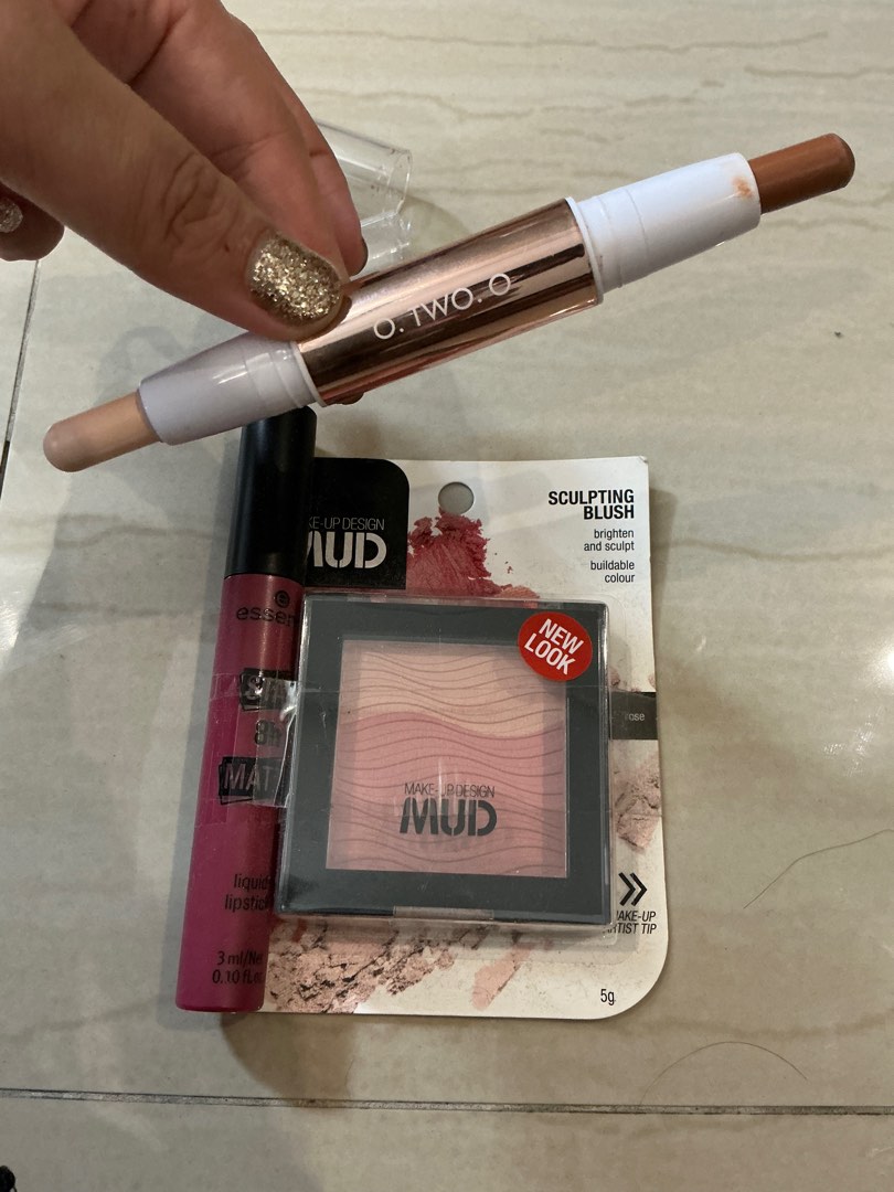 Blush on MUD n Lip matte ESSENCE n Otwo O contour stick, Kesehatan ...