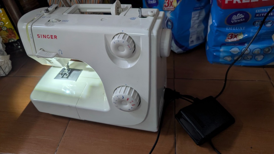 Singer Sewing Machine model 8280, Hobbies & Toys, Stationery & Craft ...