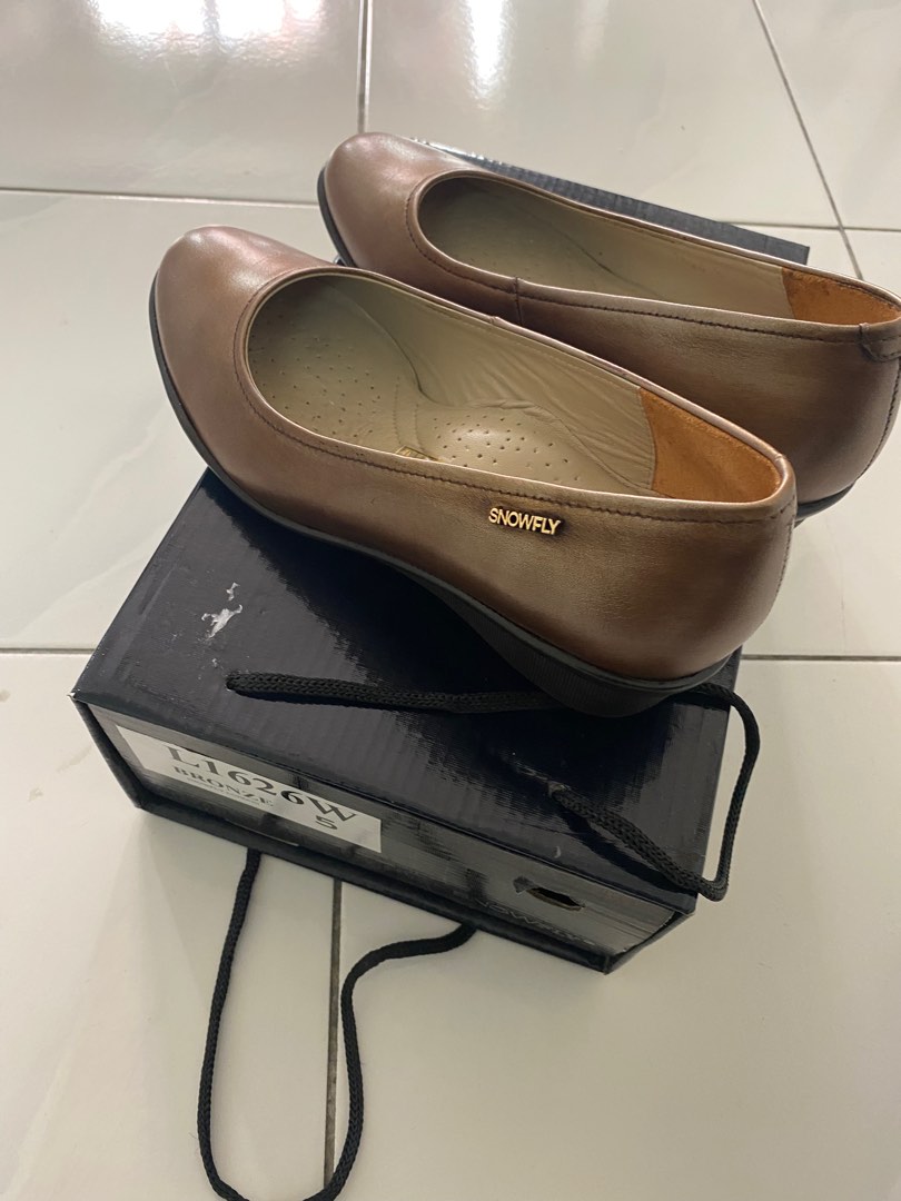 SnowFly in Bronze, Women's Fashion, Footwear, Flats on Carousell