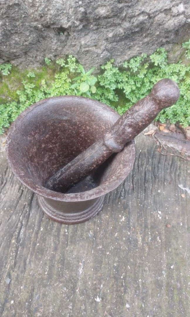 lumpang besi peninggalan jamu nyonya menir, Antik, Lainnya di Carousell