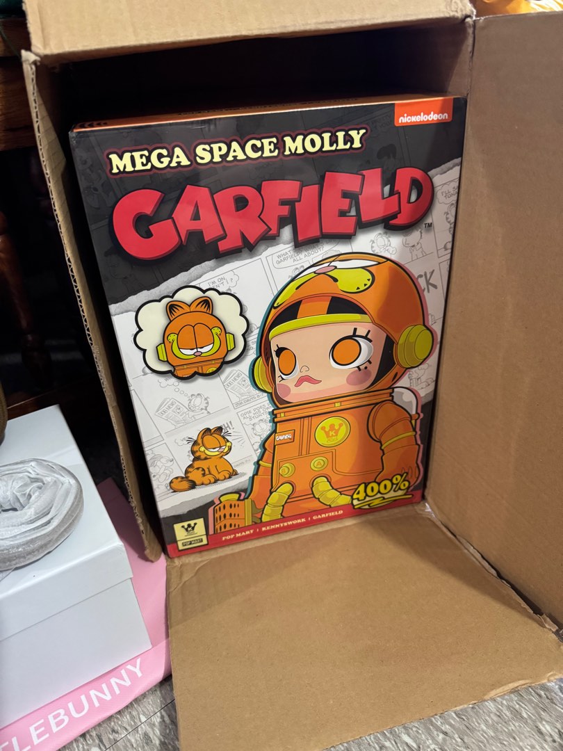 Popmart Mega Space Molly 400 Garfield, Hobbies & Toys, Toys & Games on ...
