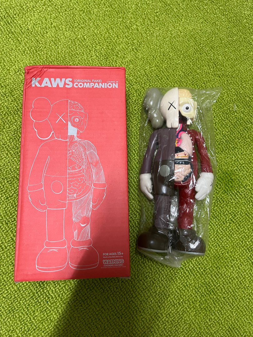 Kaws 半解剖公仔 8吋, 書籍、休閒與玩具, 玩具、公仔、桌遊在旋轉拍賣