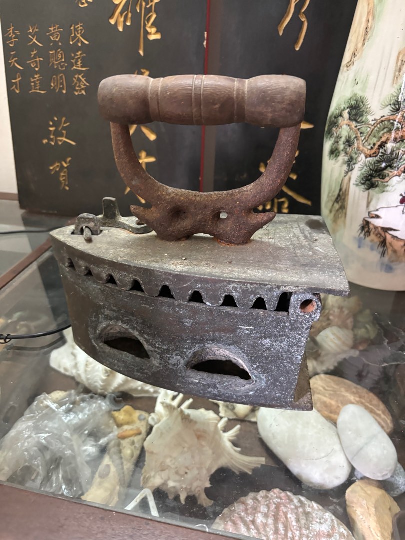 Vintage large copper iron with handle and original color, weighing 4 ...