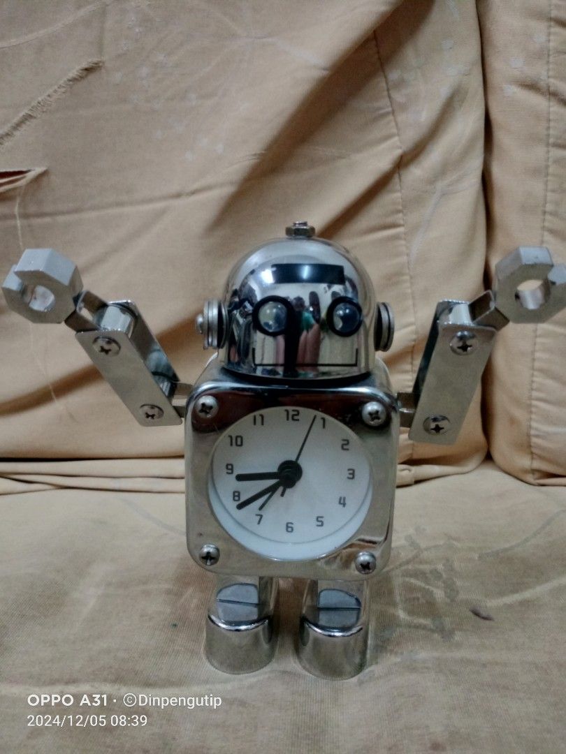 Jam Robot Besi Berfungsi, Everything Else, Others on Carousell