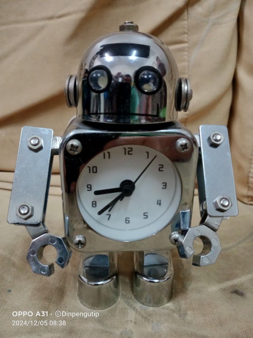 Jam Robot Besi Berfungsi, Everything Else, Others on Carousell