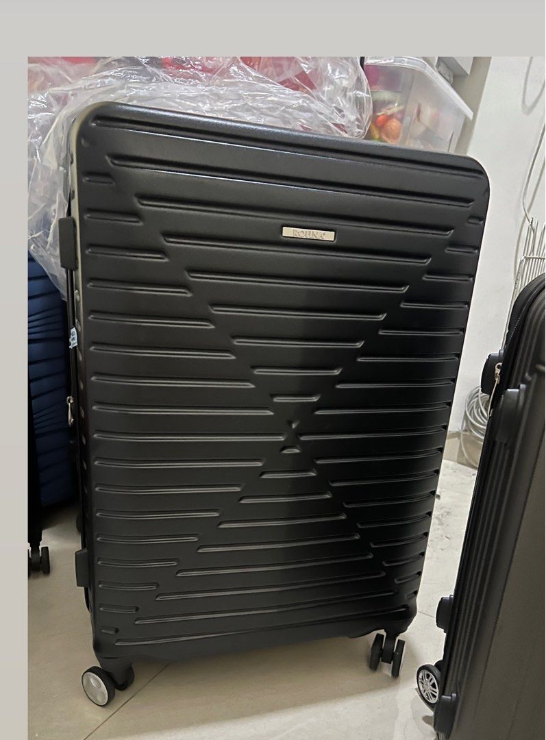 Koper hitam Large bekas pakai, Serba Serbi, Others di Carousell