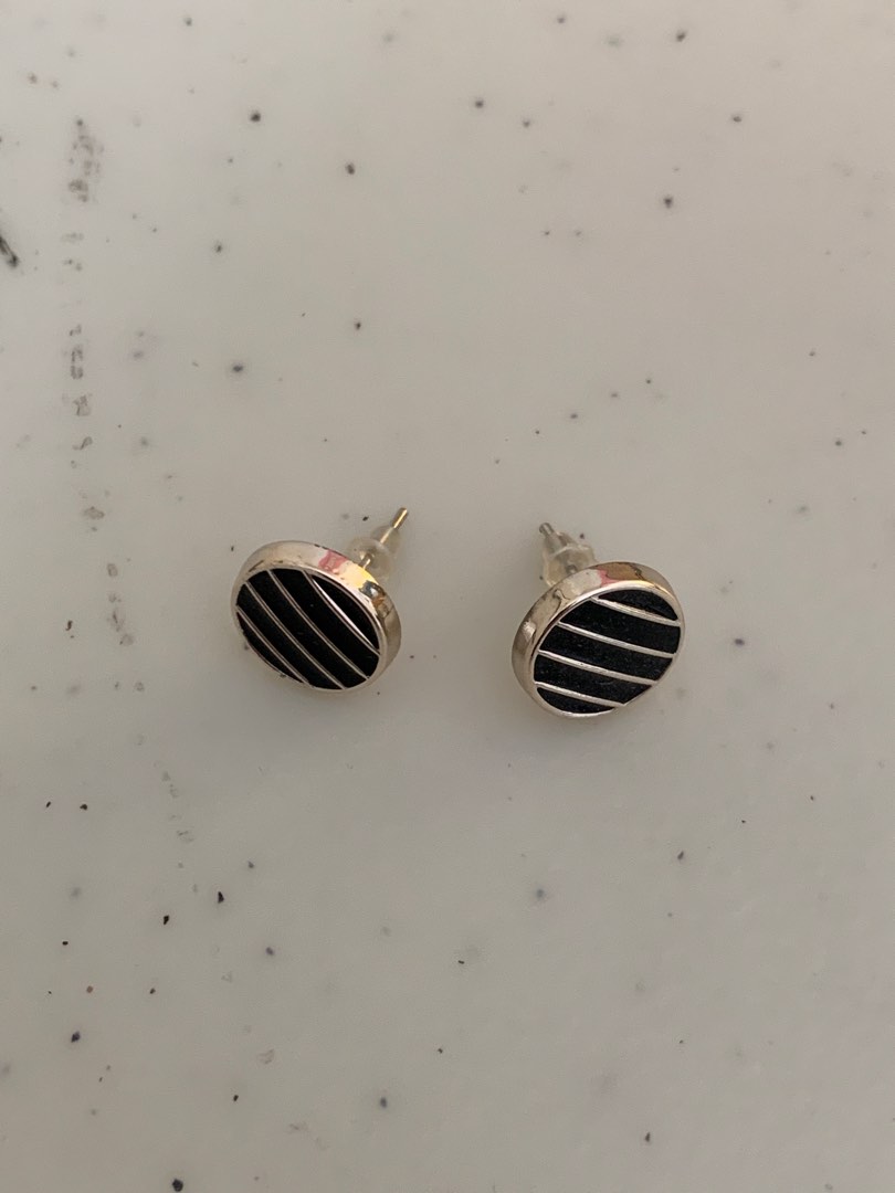 anting bulat garis hitam, Fesyen Wanita, Aksesoris di Carousell