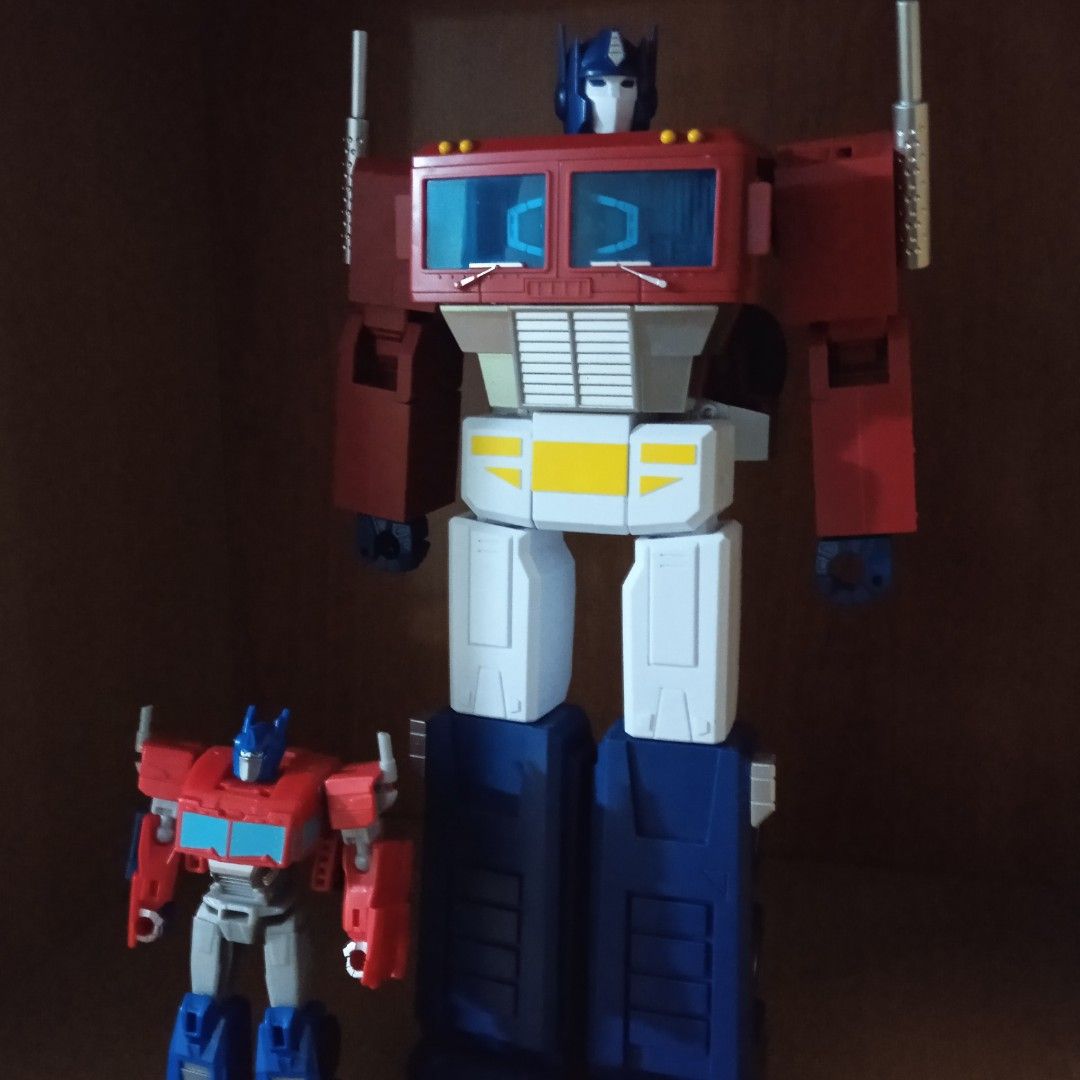 *FREE SHIPPING* Transformers Optimus Prime random bundle, Hobbies ...