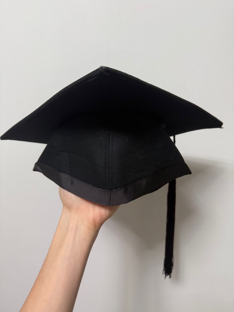 PolyU 理工大學 醫療及社會科學院FHSS 畢業袍+帽, 男裝, 上身及套裝, 套裝 - Carousell