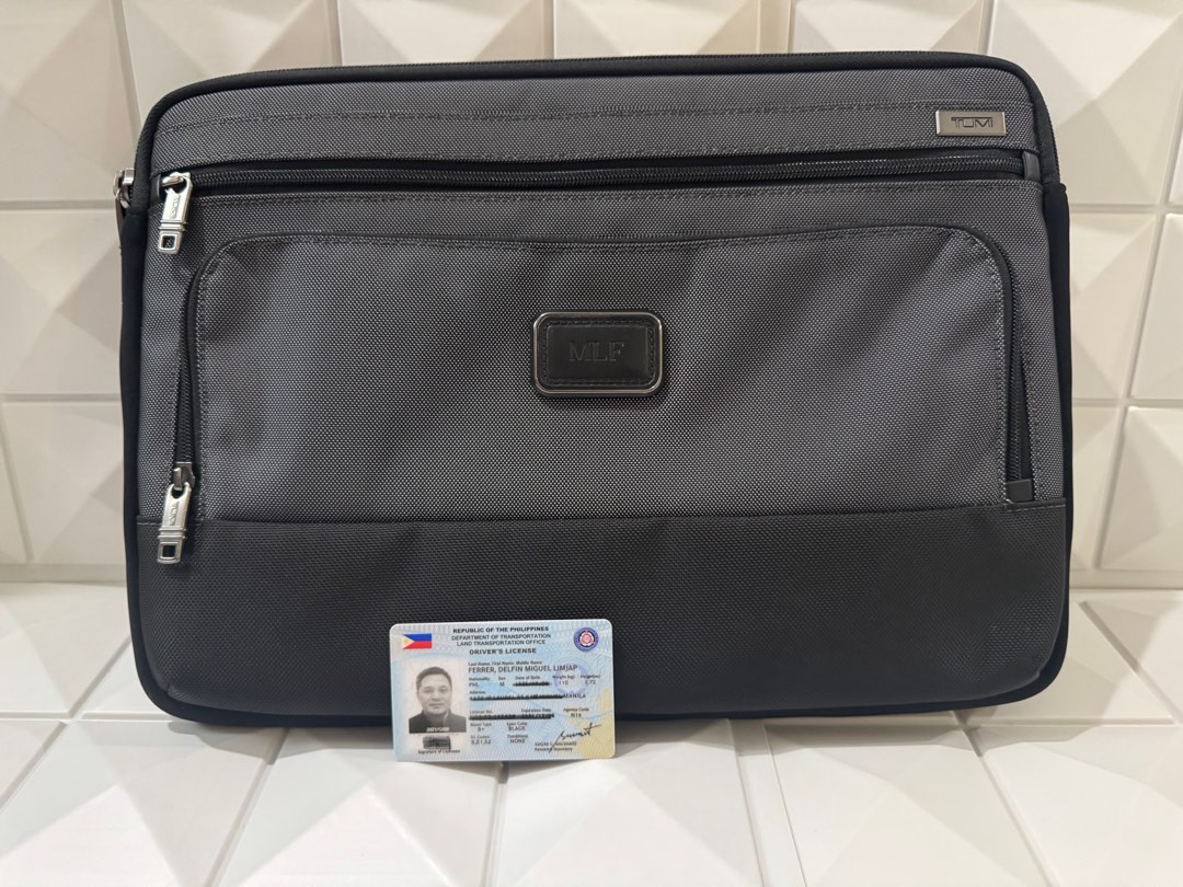 Tumi laptop sleeve (fits 14 in laptop), Men's Fashion, Bags, Belt bags ...