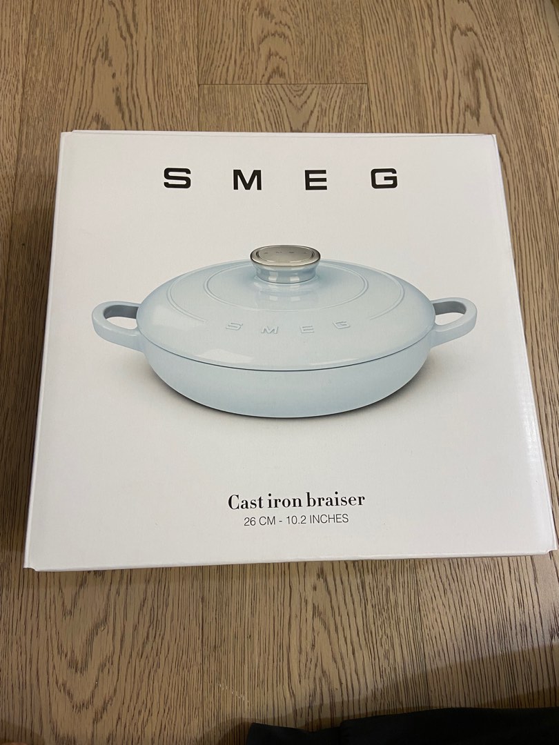 全新SMEG 琺瑯鑄鐵淺底鍋26 cm （淺藍色） Cast Iron Braiser, 傢俬＆家居, 廚具和餐具, 炊具及配件 ...