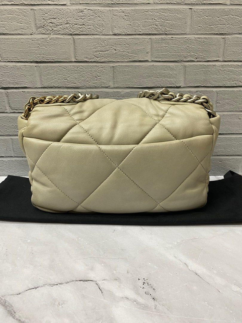 -Chanel C19 Grey Small SHW chip size : 26x16x9cm Ps : 107cm Dustbag ...
