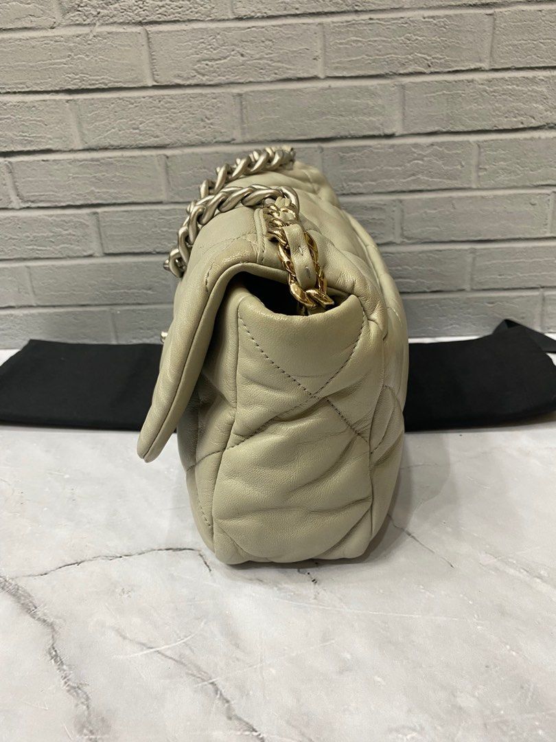 -Chanel C19 Grey Small SHW chip size : 26x16x9cm Ps : 107cm Dustbag ...