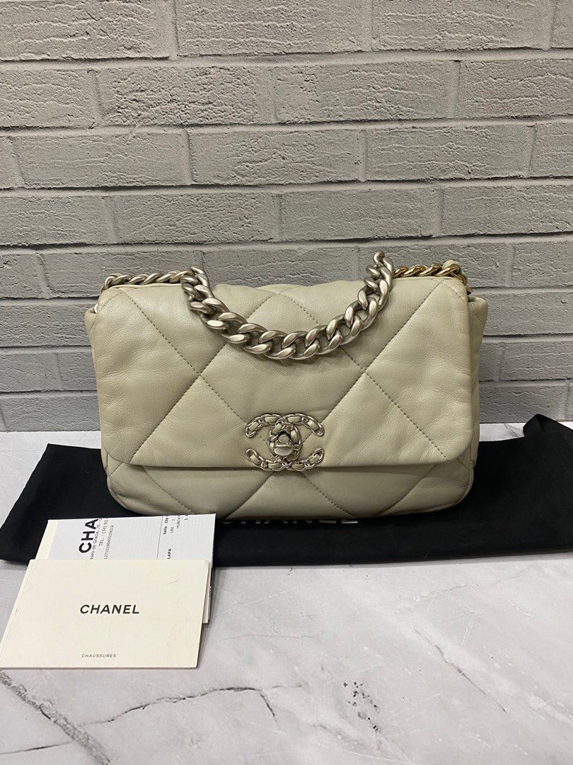 -Chanel C19 Grey Small SHW chip size : 26x16x9cm Ps : 107cm Dustbag ...