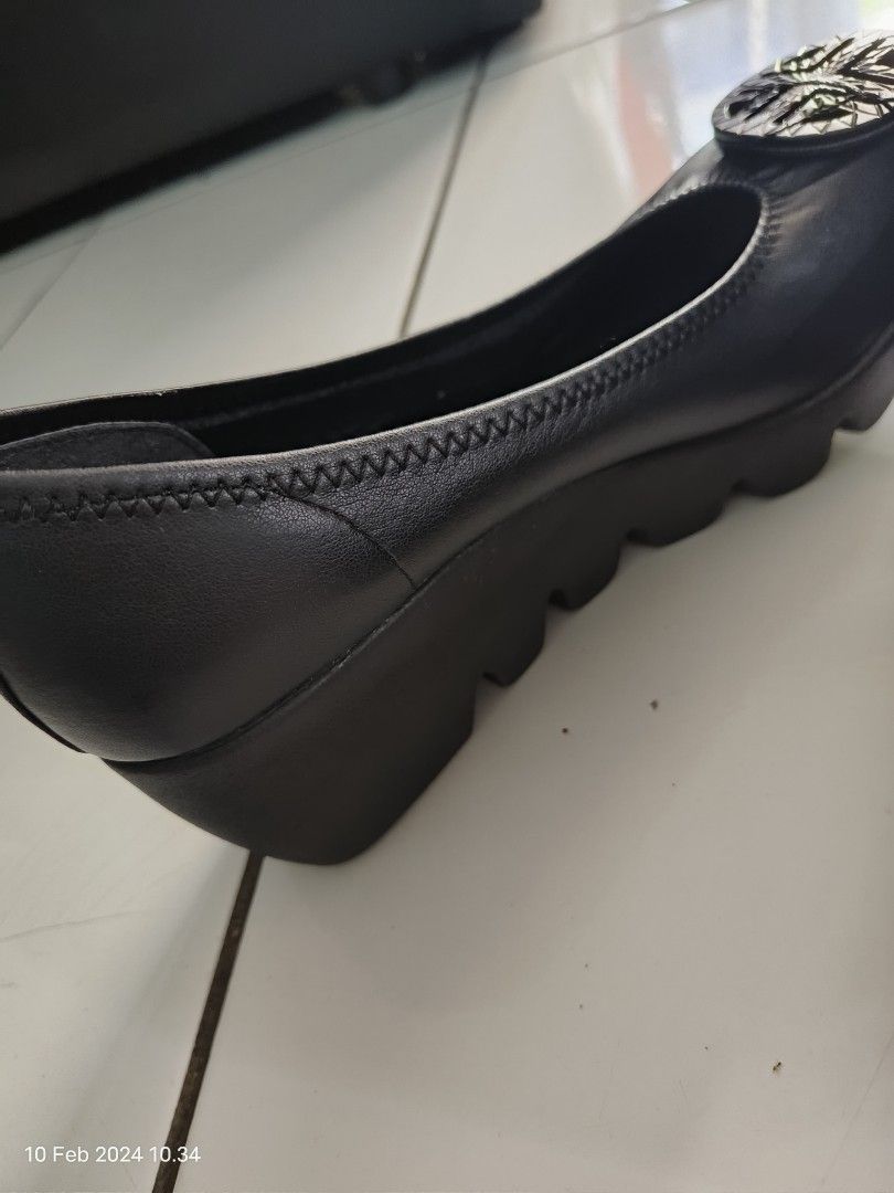 Sepatu bhayangkari first contact, Fesyen Wanita, Sepatu di Carousell