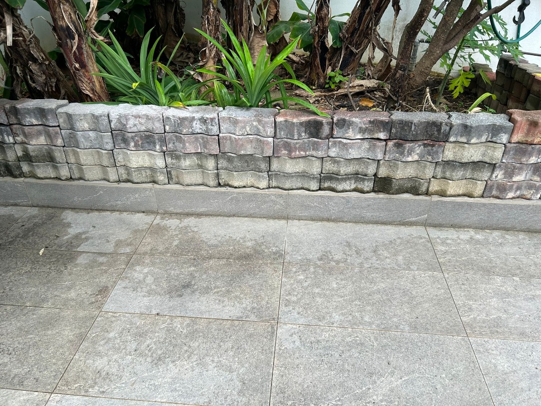 (1) Preloved zig zag Uni-pave interlocking red, grey or black bricks ...