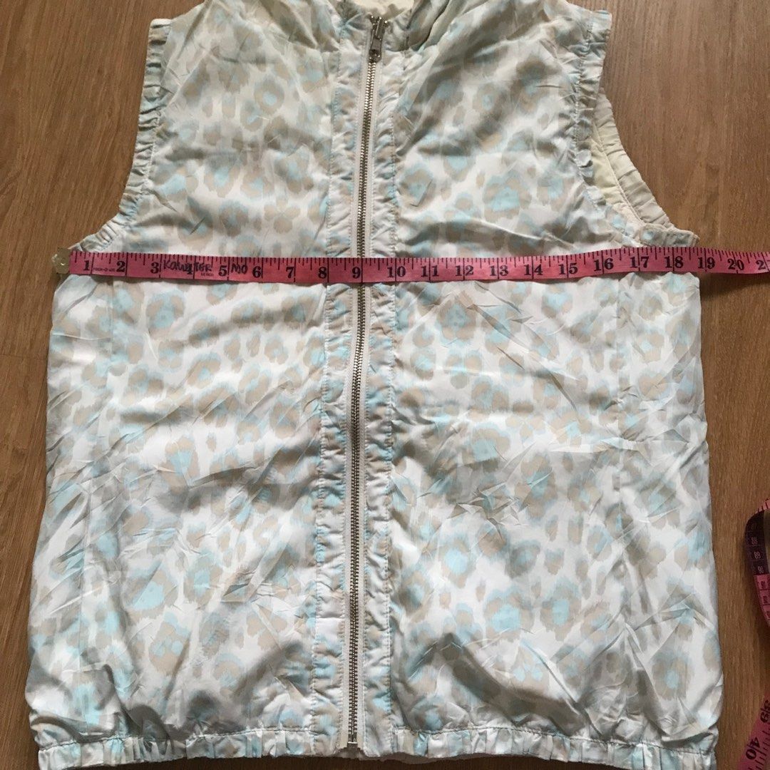 Double sided puffer vest, Women's Fashion, Coats, Jackets and Outerwear ...