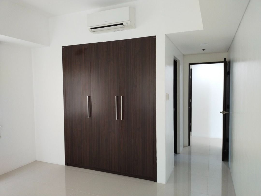 2BR CORNER WITH 2 PARKING SLOT @ BRISTOL AT PARKWAY PLACE ALABANG FOR ...