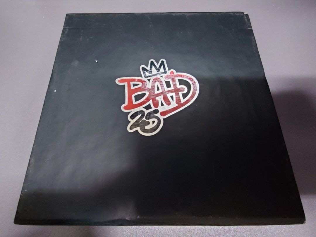 Michael Jackson BAD 25週年豪華裝 3CD+DVD (內附海報 貼紙 寫真集) 微花95%新淨, 興趣及遊戲, 音樂、樂器 & 配件, 音樂與媒體 - CD 及 DVD ...