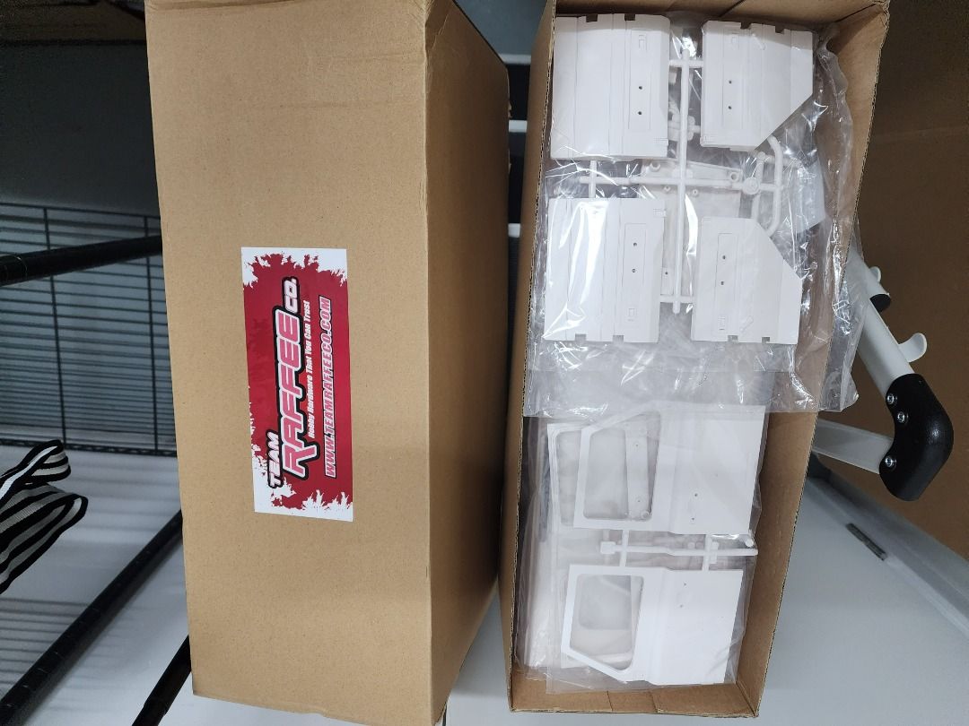 Defender D110 white car body by Team Raffee Co, 興趣及遊戲, 玩具 & 遊戲類 - Carousell