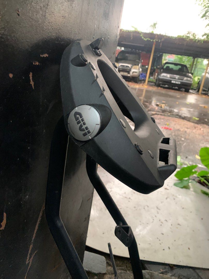 Monorack box y15 berserta tapak Givi, Motorbikes on Carousell