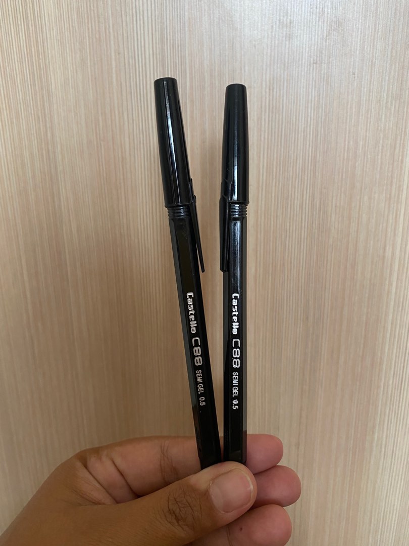 Pulpen hitam, Buku & Alat Tulis, Alat Tulis di Carousell