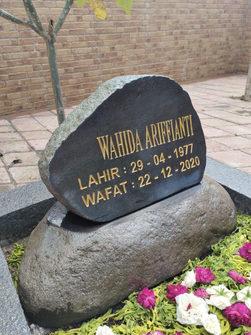 Batu Nisan Batu Alam Andesit Ukir Nama + Dudukan Batu, Perkebunan di ...