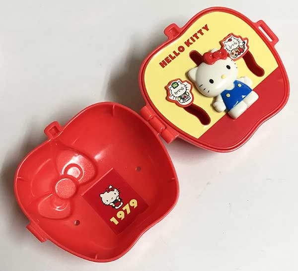 麥當勞Hello Kitty 1979 紀念蘋果, 書籍、休閒與玩具, 玩具、公仔、桌遊在旋轉拍賣