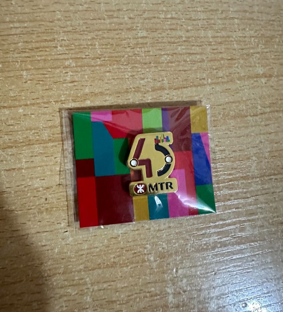 MTR 港鐵45周年 襟章，地鐵45年，合收藏紀念, 興趣及遊戲, 收藏品及紀念品, 郵票及印刷品 - Carousell
