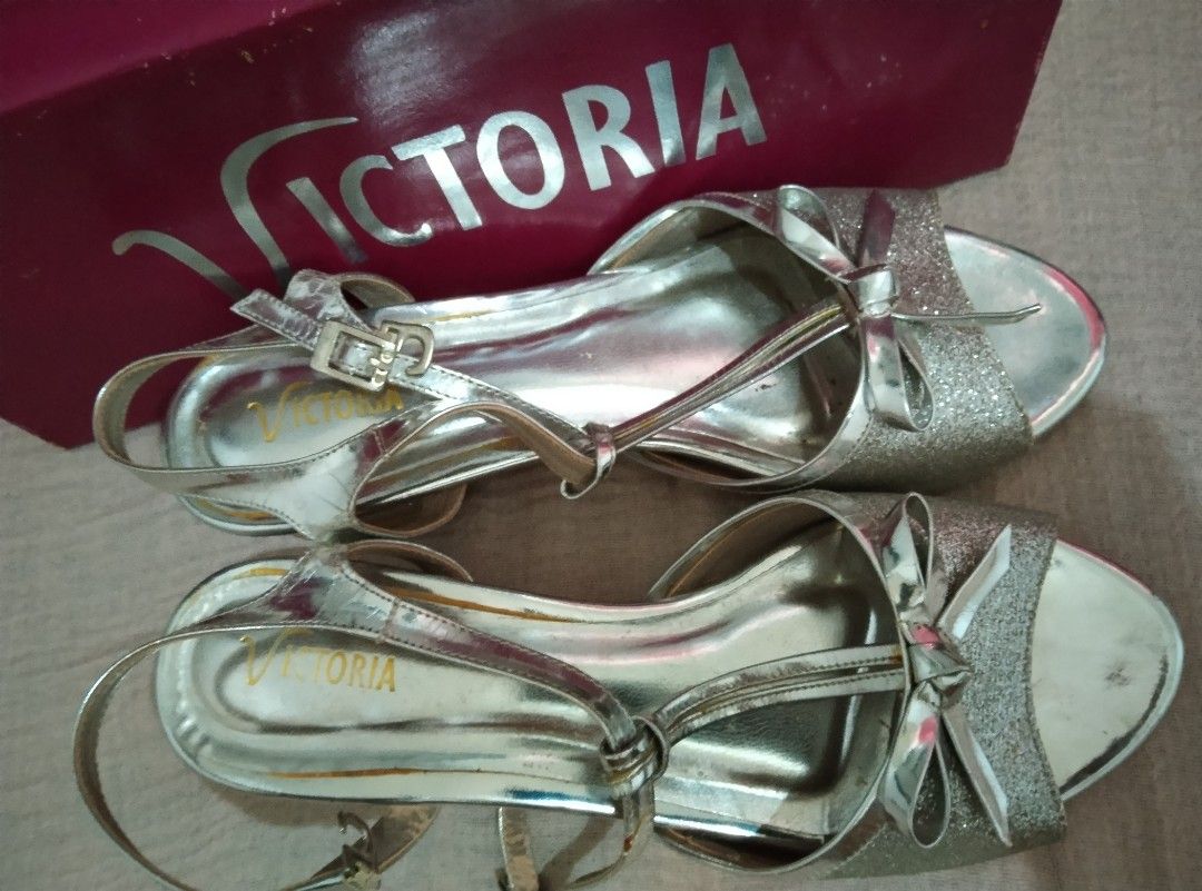 Sepatu Silver Victoria, Fesyen Wanita, Sepatu di Carousell