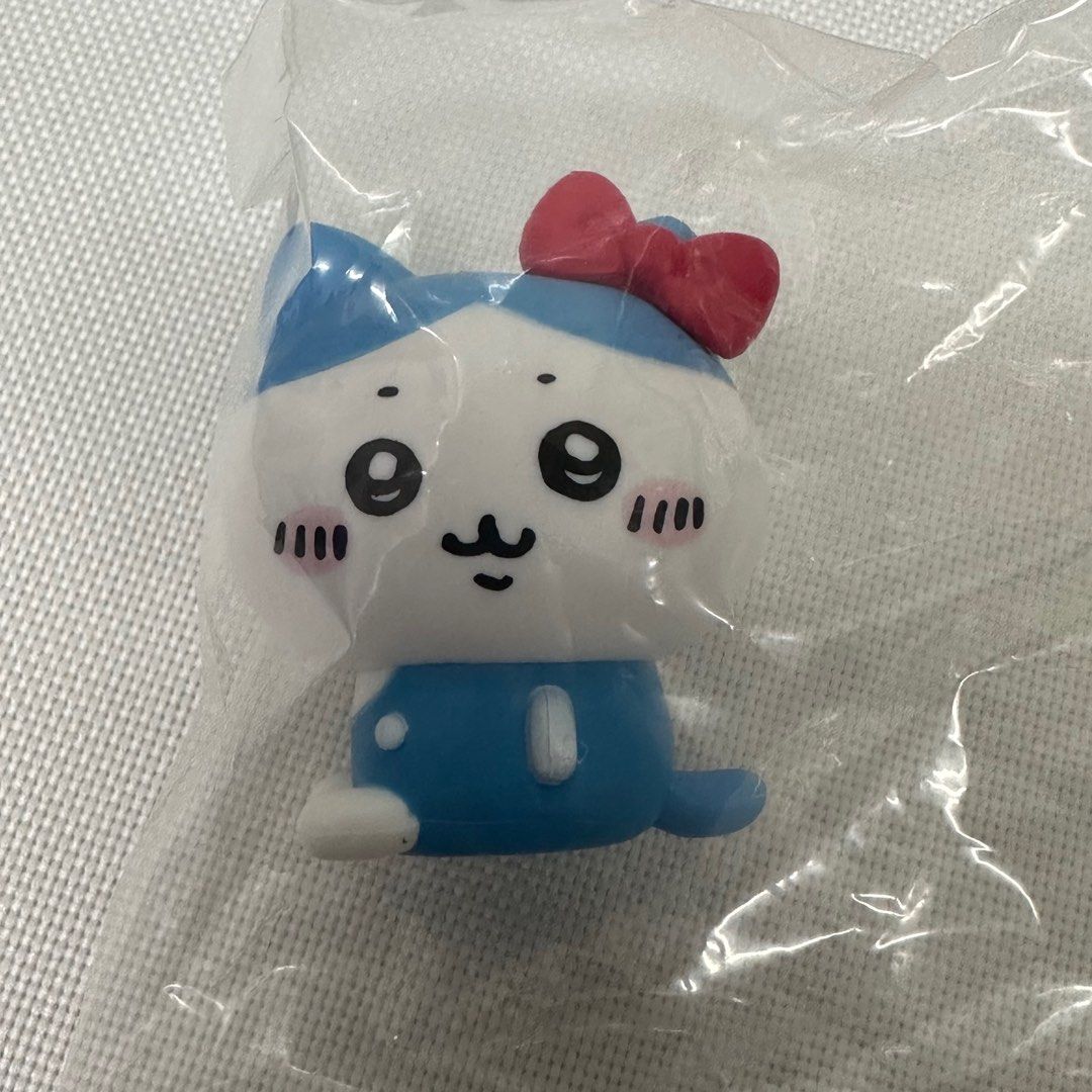 Chiikawa x Sanrio Hello Kitty 扭蛋, 興趣及遊戲, 玩具 & 遊戲類 - Carousell