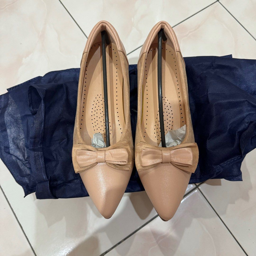 Rosa Ribbon (Ijmal Raya 2024), Women's Fashion, Footwear, Flats on Carousell