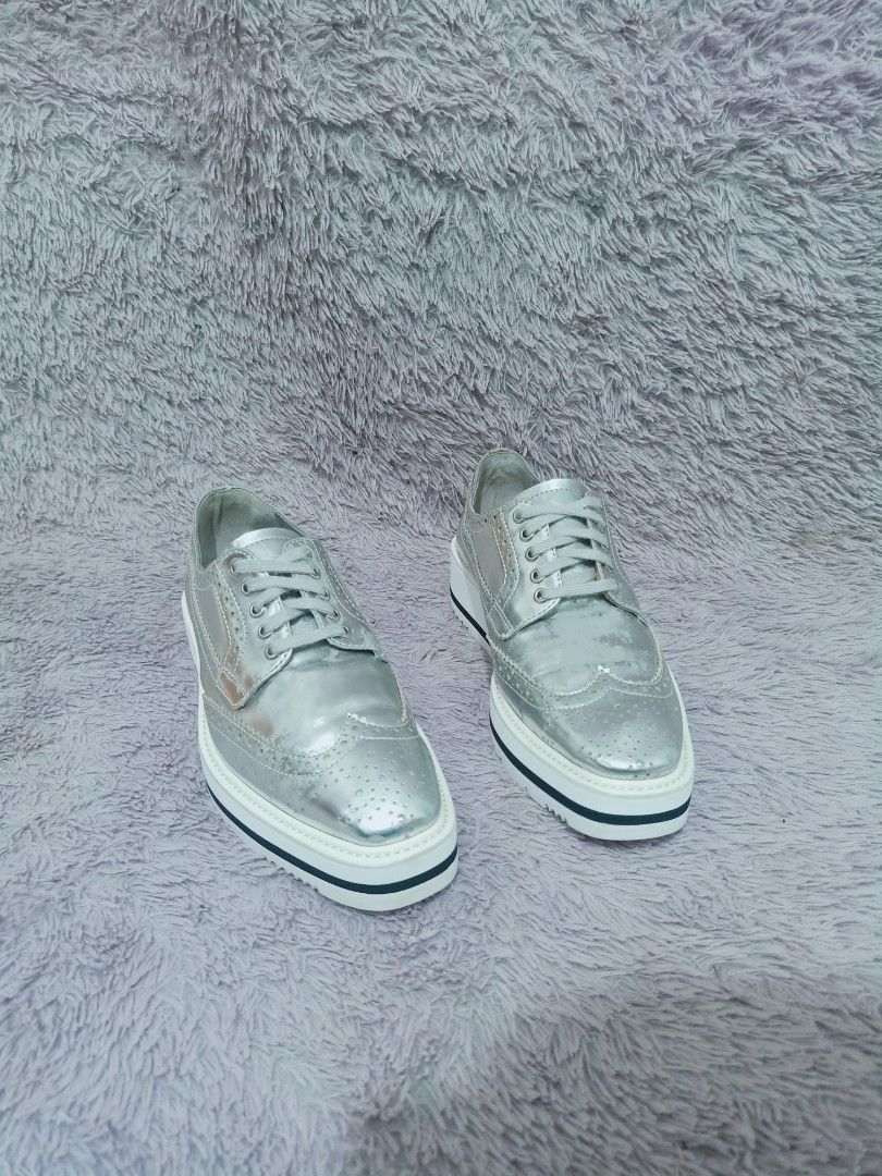 Sepatu Prada second, Fesyen Wanita, Sepatu di Carousell