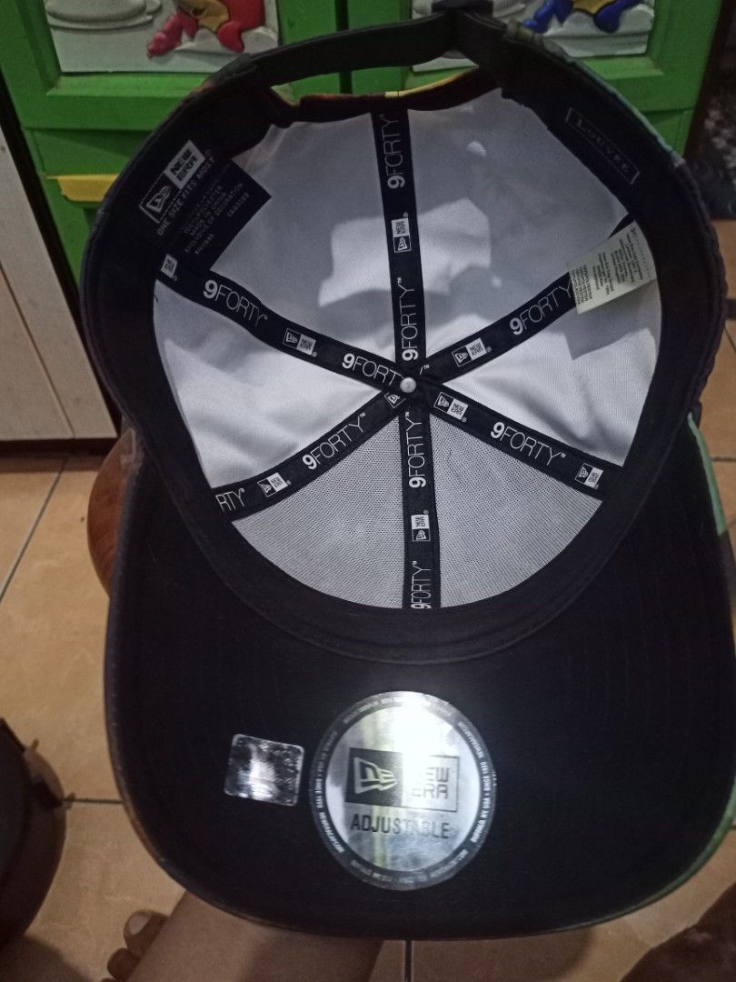 Topi New Era x louvre Monalisa ori/legit 100% (rare), Fesyen Pria, Aksesoris, Topi di Carousell