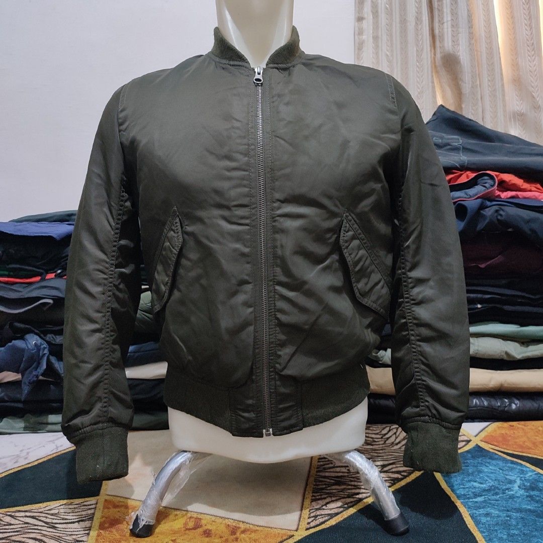 UNIQLO FLIGHT JACKET MA-1, Fesyen Pria, Pakaian , Baju Luaran di Carousell