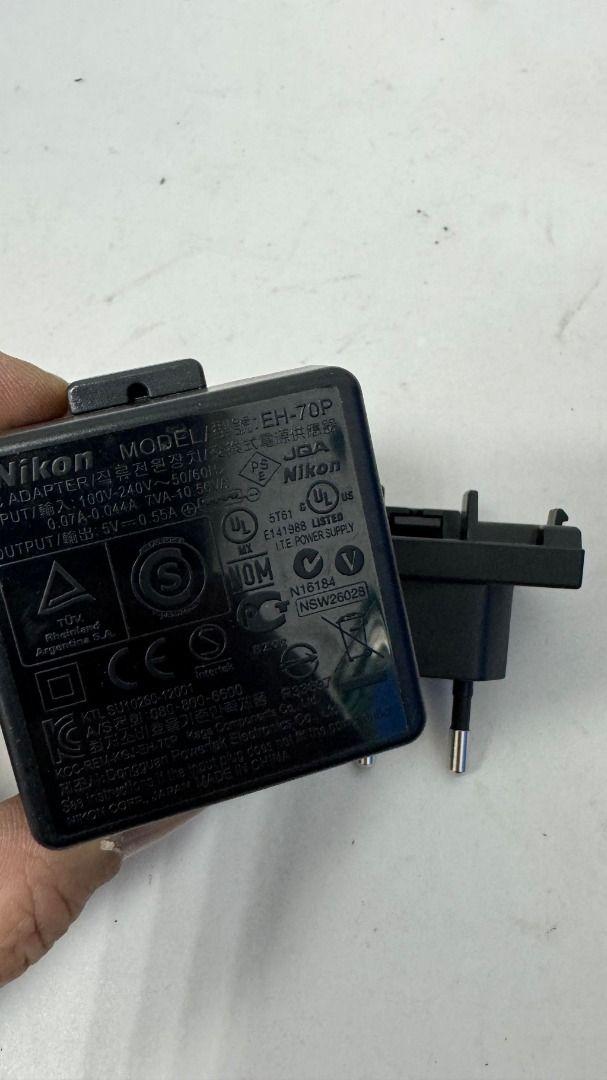 NIKON 原廠 近全新 EH-70P 充電器 充電頭 沒有線 只有雙圓頭的頭 兩個, 相機攝影, 攝影配件, 電池及充電器在旋轉拍賣