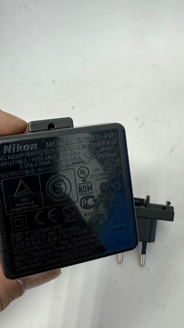 NIKON 原廠 近全新 EH-70P 充電器 充電頭 沒有線 只有雙圓頭的頭 兩個, 相機攝影, 攝影配件, 電池及充電器在旋轉拍賣