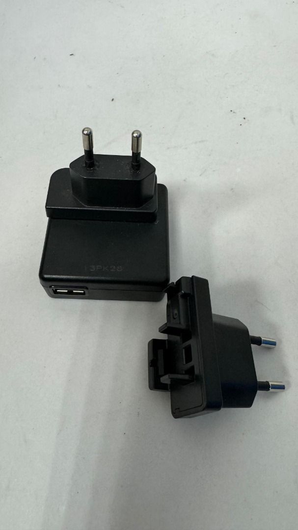 NIKON 原廠 近全新 EH-70P 充電器 充電頭 沒有線 只有雙圓頭的頭 兩個, 相機攝影, 攝影配件, 電池及充電器在旋轉拍賣