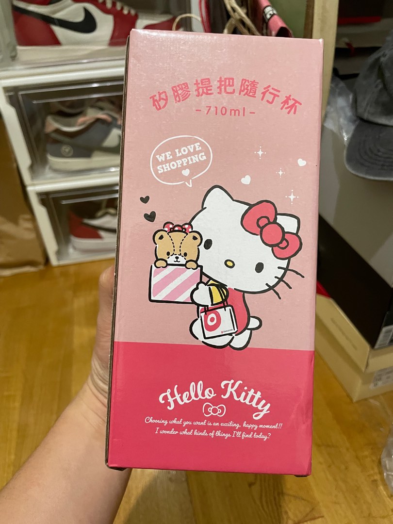 $大明私用$ 代友售 全新正版三麗鷗 Hello Kitty 矽膠提把款隨行杯 粉色 710ml, 家具及居家用品, 戶外家具在旋轉拍賣