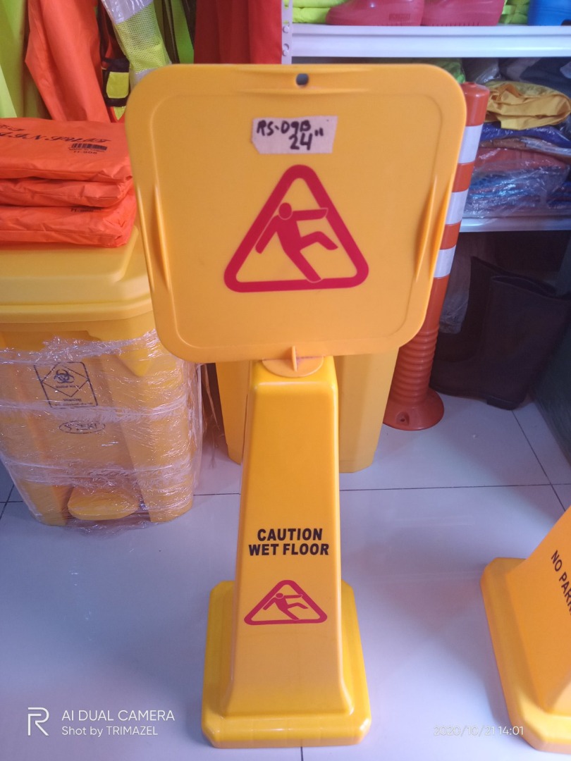 24'' caution wet floor signage triangular, Commercial & Industrial ...