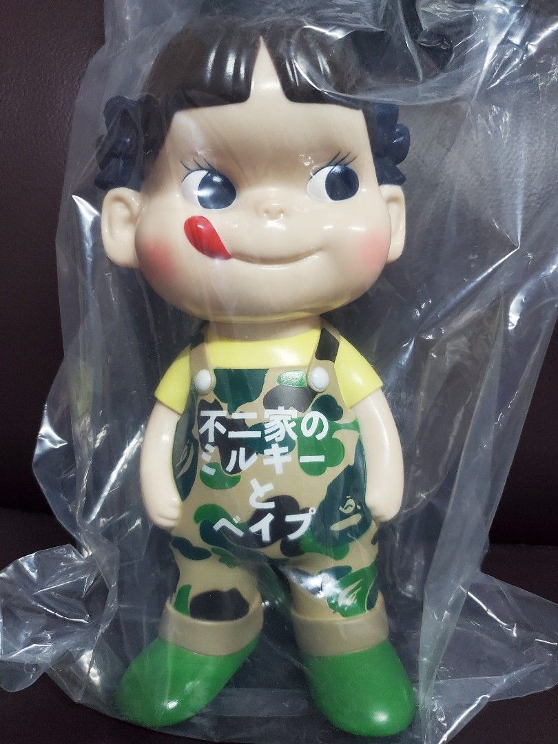 medicom toy 不二家 牛奶妹 X BAPE 限定 sofubi sofvi 搪膠, 興趣及遊戲, 玩具 & 遊戲類 - Carousell