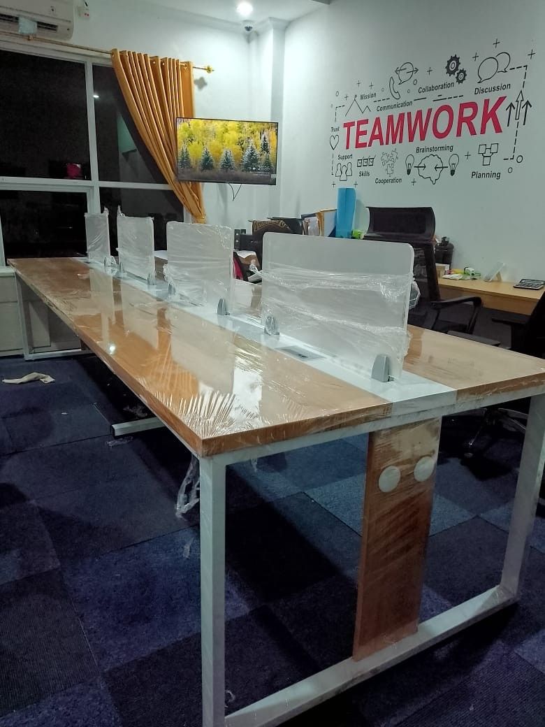 meja partisi kantor custom skat acrylik, Perabotan Rumah di Carousell