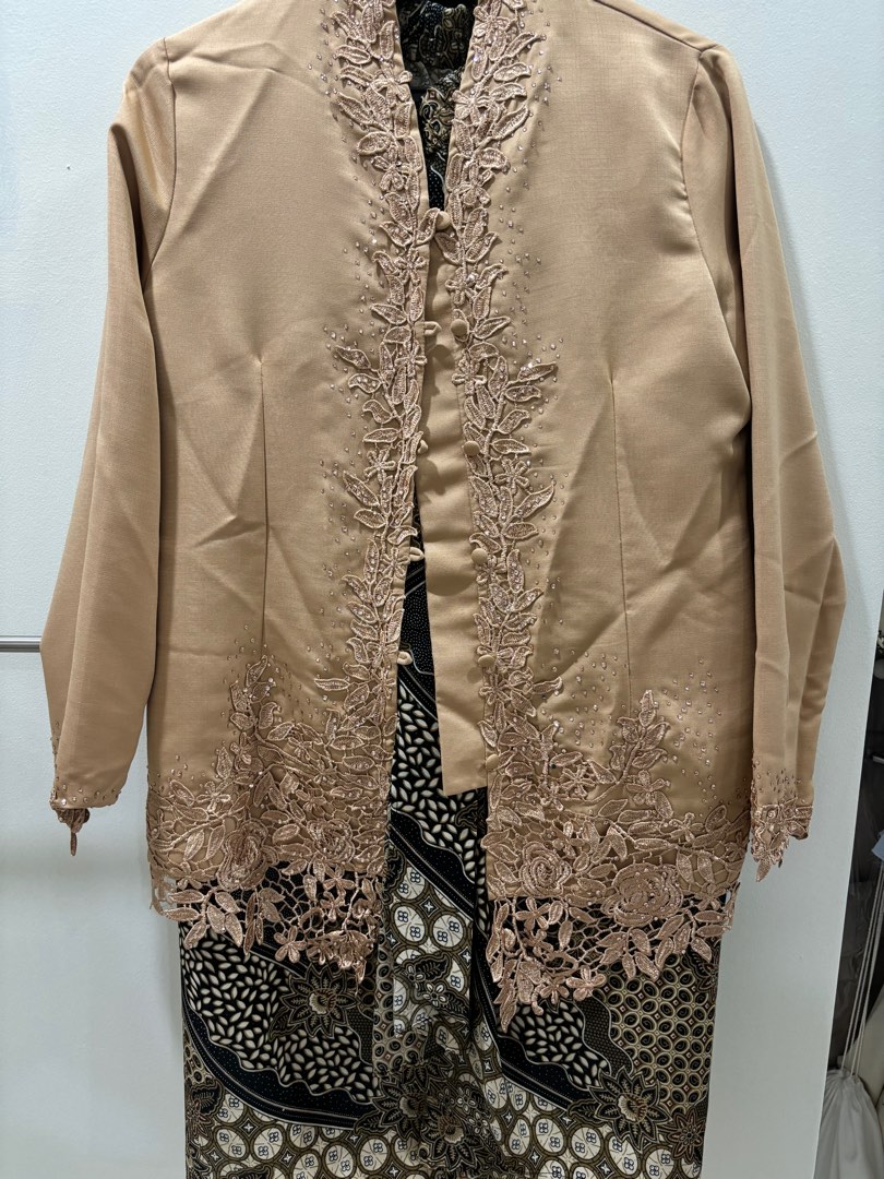 Traditional Gold Kebaya with Pario, Women's Fashion, Muslimah Fashion ...