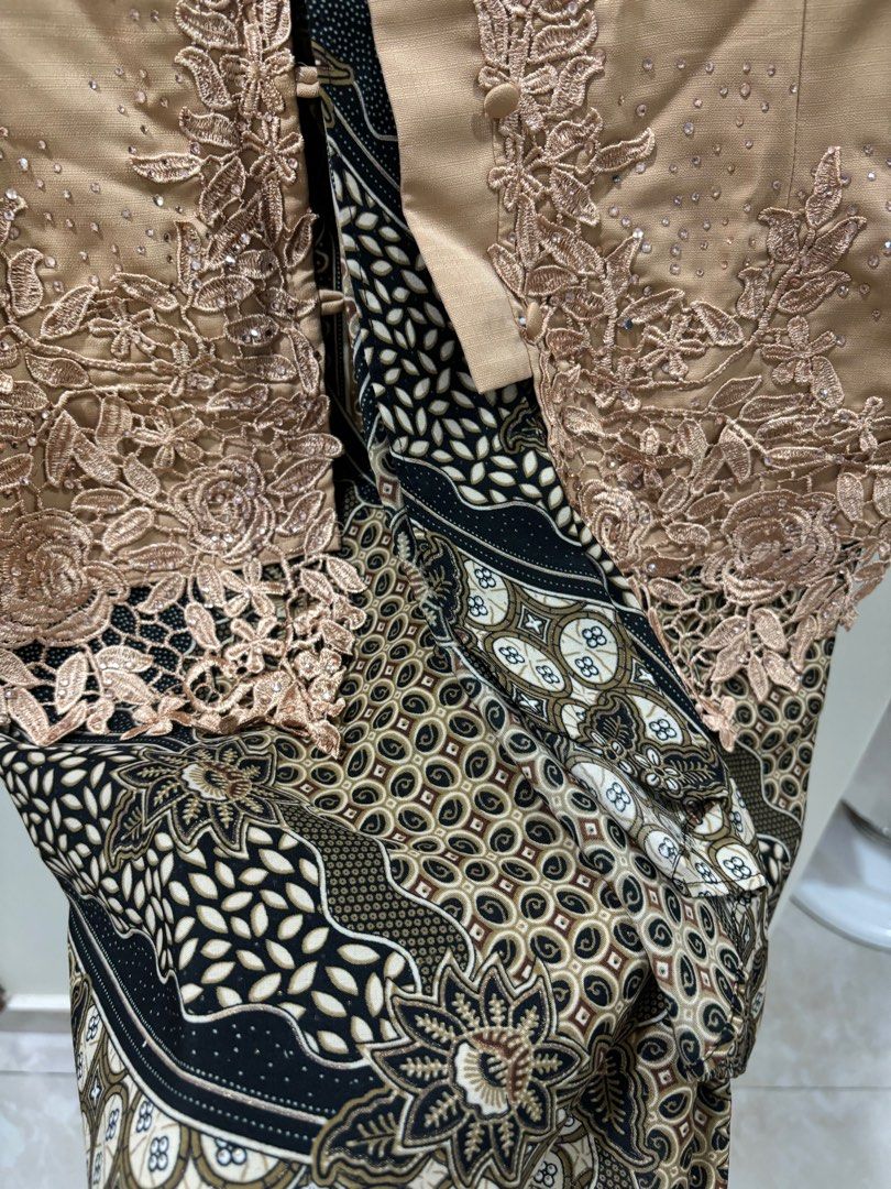 Traditional Gold Kebaya with Pario, Women's Fashion, Muslimah Fashion ...