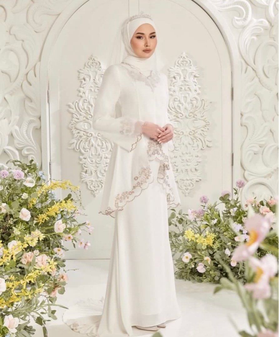 ALTERED FAHARA DRESS OFFWHITE WITH MIKELA BAWAL BASIC, Women's Fashion ...