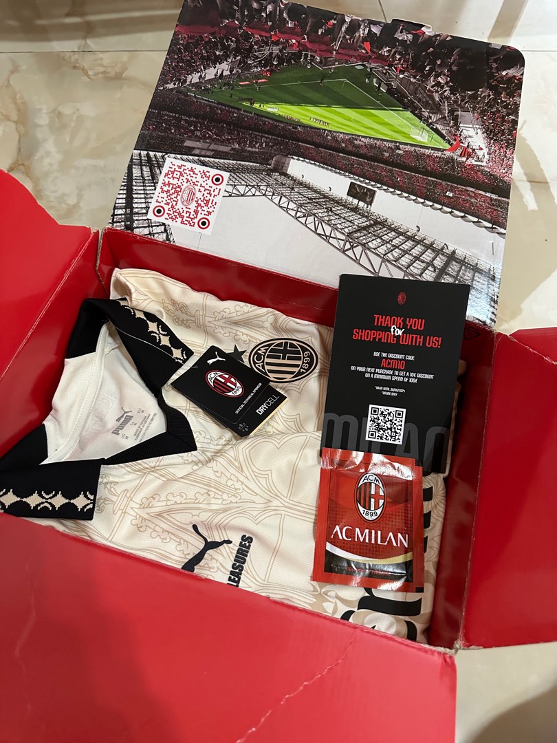 Jersey Ac Milan Pleasures x Puma 4th kit Light version, Olah Raga, Baju ...