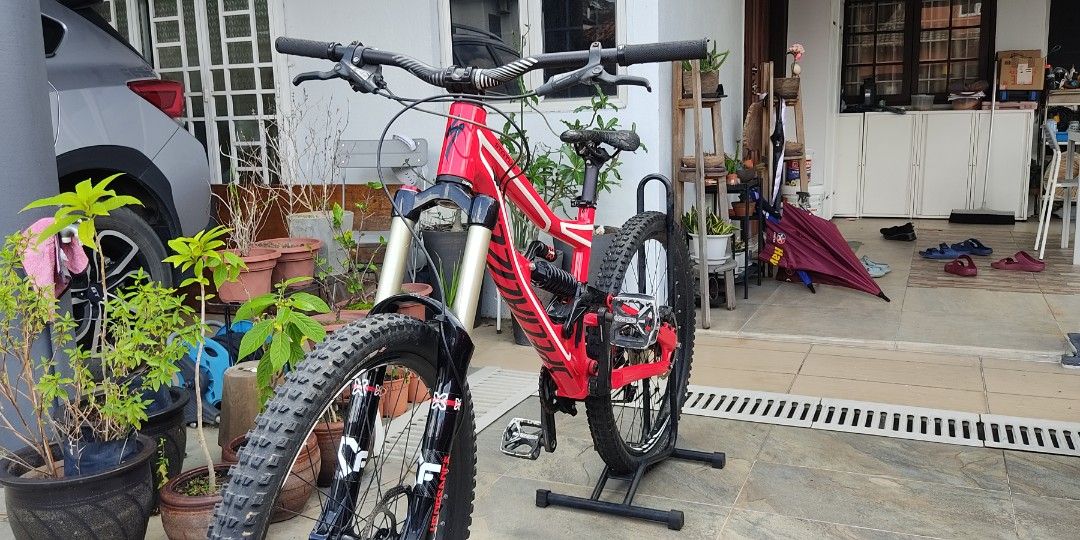 Polygon DH and Specialized Stratus 26 inch, Sports Equipment, Bicycles ...